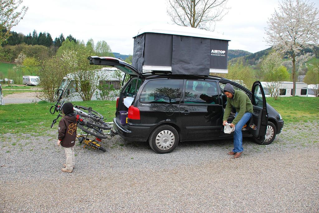Sharan mit Dachzelt und 2 Schlafplätzen innen - Alles zu Camping & AHK ...