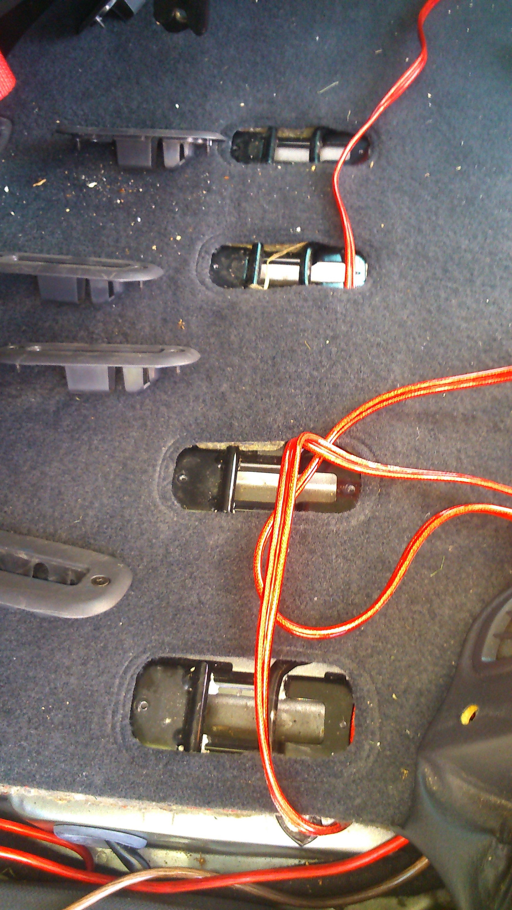 Cinch- und Strom-Kabel für aktiven Subwoofer in den Kofferraum verlegen ...