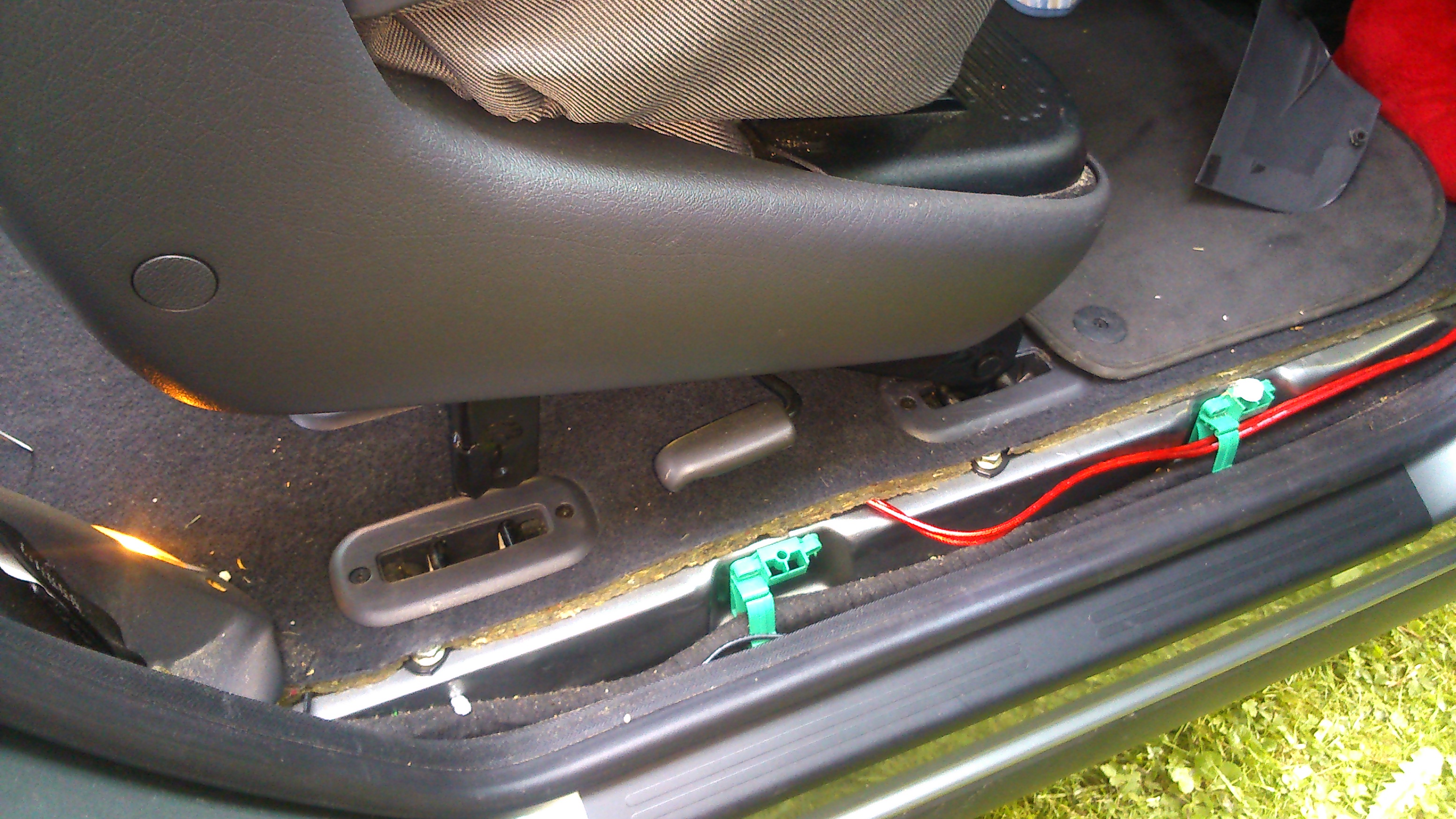 Cinch- und Strom-Kabel für aktiven Subwoofer in den Kofferraum verlegen ...